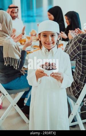 Die muslimische Familie Eid Mubarak isst zu Hause in Iftar zu Abend und macht Fotos mit dem ...