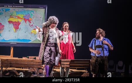 "Candide" von L. Bernstein in einer Inszenierung von Barrie Kosky an ...