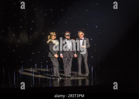 "Candide" von L. Bernstein in einer Inszenierung von Barrie Kosky an ...