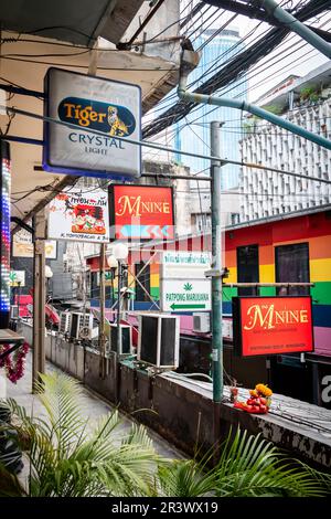 Blick auf die obere Ebene der kleinen Bars auf dem Soi 2 Patpong Bangkok Thailand. Diese Gegend ...