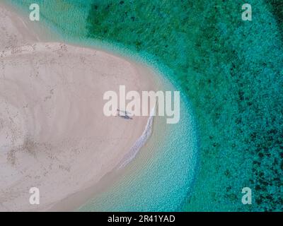 Ein paar Männer und Frauen in einer weißen Sandbank im Ozean von Koh ...