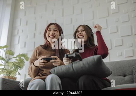 Paare spielen Spiele mit viel Freude, Enthusiasmus und Konzentration ...