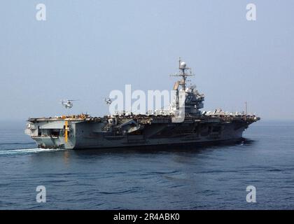 US Navy ein Hubschrauber SA 330 Puma liefert Post vom Amphibienschiff ...