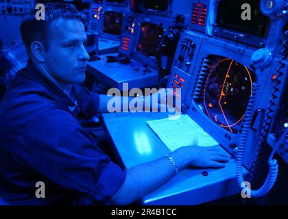 US Navy Operations Specialist 2. Klasse zusammen mit Operations ...