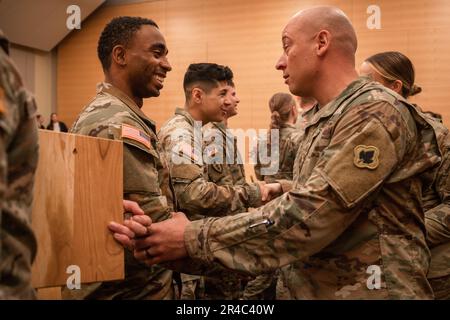 USA Casimir Cyriaque, ein CH-47-Helikopter-Reparateur, der dem 2. Bataillon, dem 104 ...