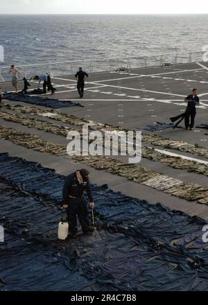 Mitglieder der US Navy Crew bereiten sich darauf vor, dass ihr RHIB ...