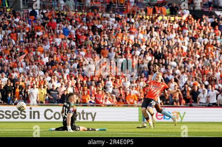 Joe Taylor von Luton Town erzielt ein Tor, das später während des Sky ...