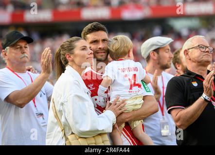 Abschied von Jonas HECTOR (K) mit seiner Frau Anika und dem Kind nach ...
