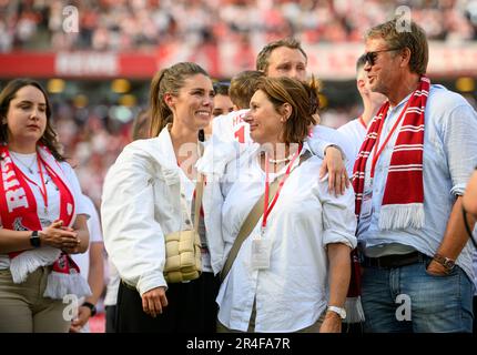 Abschied von Jonas HECTOR (K) mit seiner Frau Anika und dem Kind nach ...