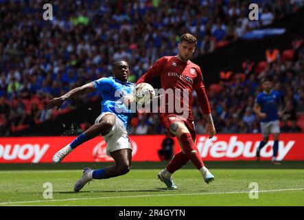Isaac Olaofe von Stockport County und Jon Mellish von Carlisle United ...