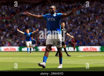 Isaac Olaofe aus dem Stockport County feiert das erste Tor seiner Seite ...