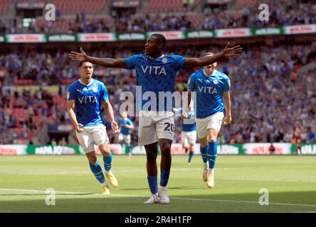 Isaac Olaofe aus dem Stockport County feiert das erste Tor seiner Seite ...