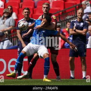 LONDON, ENGLAND – MAI 28: Carlisles Owen Moxon und Stockports Ryan ...