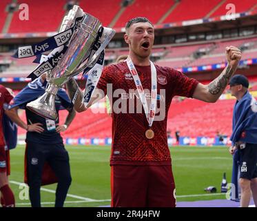 LONDON, ENGLAND – MAI 28: Carlisles Owen Moxon und Stockports Ryan ...