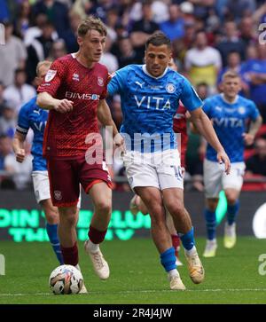 LONDON, ENGLAND – MAI 28: Carlisles Owen Moxon und Stockports Ryan ...