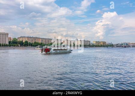 Das Schiff segelt auf dem Fluss Moskau im Stadtzentrum von Moskau ...
