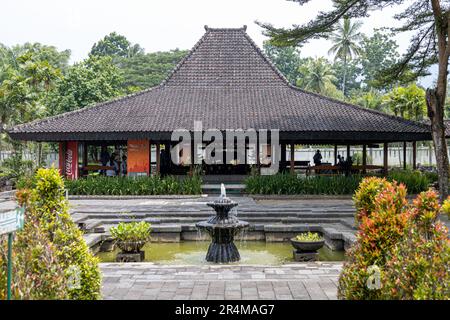 Java, Indonesien - April 2023: Traditionelles javanisches Haus in der ...
