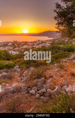 Blick auf Pefki und Küste von erhöhter Position, Pefki, Rhodos ...