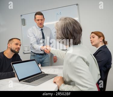Der Vorgesetzte hält eine Präsentation vor den unterstellten ...