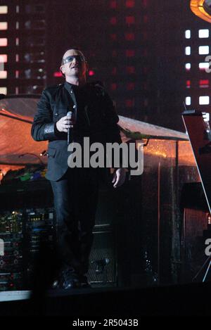Bono und U2 spielen bei der Vertigo-Tour für eine Menge von 70.000 ...