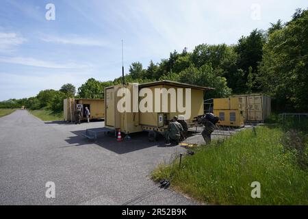 31. Mai 2023, Schleswig-Holstein, Todendorf: Ein Fernsehkameramann ...