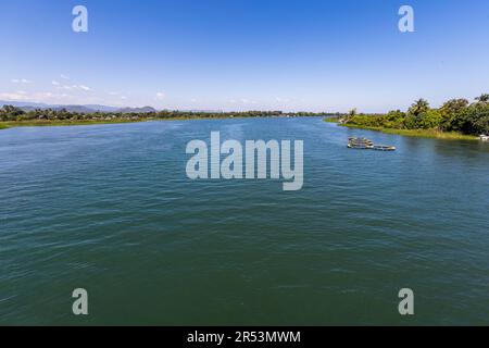 Blick auf den Shire River von der Bakili Muluzi Bridge in Mangochi ...
