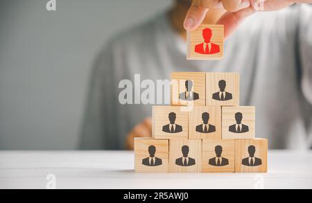 Ein rotes Managersymbol, das sich deutlich von einer Gruppe von ...