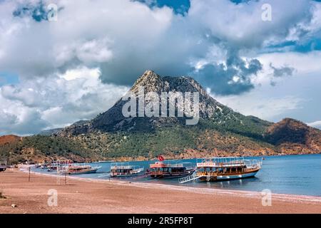 Boote. Der Strand und der Berg Moses (Musa Dağı) in Adrasan auf der ...