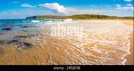 Ein Panoramabild von Marley Beach, einem nicht bewachten Surfstrand am ...