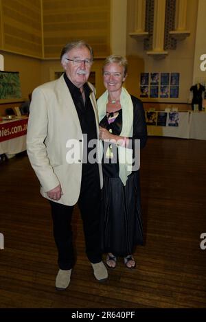 George Negus und seine Frau nehmen an einer Vorführung des im März 2008 ...