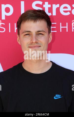 Der britische Sänger und Songwriter Tom Gregory nimmt während seines ...