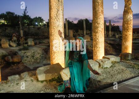 Ein Mädchen aus der Jerusalem Art Ambassadors Band tanzt während des ...