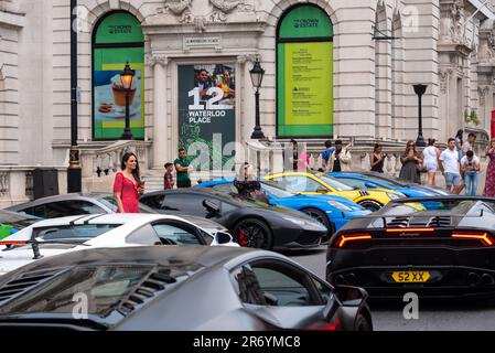 Autofans in ihren Supersportwagen besuchen Westminster, bevor sie sich ...