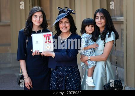 Professor Dame Robina Shah, die nach einer Einweihungszeremonie im ...