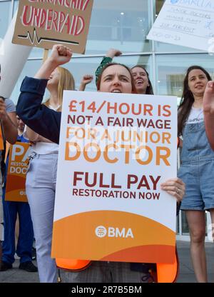 London, Großbritannien. 14. Juni 2023. Vick Hope und ihre Mutter ...