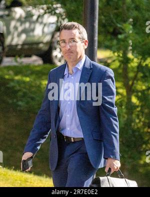 Die Alliance Party MLA Andrew Muir verließ Stormont Castle in Belfast ...