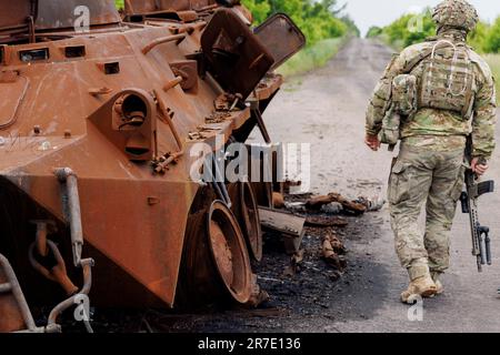 Vuhledar, Ukraine. 01. Juni 2023. Ein ukrainischer Soldat kommentiert „Russische Welt“, als er ...