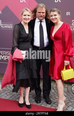 Lezlie Mandoki nimmt mit seiner Frau Eva Mandoki und seiner Tochter ...