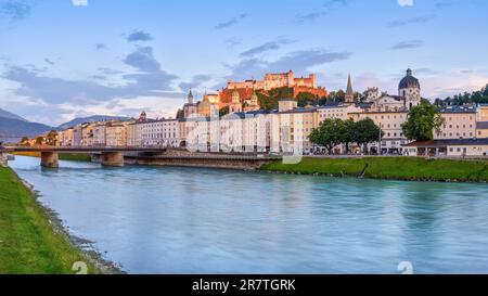 Altstadt von Salzburg und Marko-Feingold-Steg-Brücke auf der Salzach ...