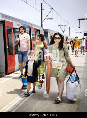 HOEK VAN HOLLAND - Reisende kommen mit der Metro am Strand von Hoek van ...