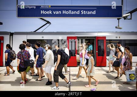 HOEK VAN HOLLAND - Reisende kommen mit der Metro am Strand von Hoek van ...