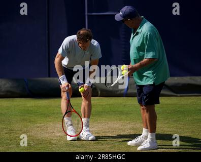 Andy Murray interagiert mit seinem Trainer Ivan Lendl am ersten Tag der ...