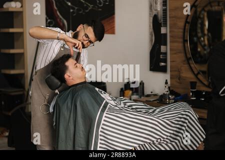 Der Vorgang des Gewindeverfahrens im Friseursalon. Professioneller ...