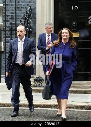(Von links nach rechts) Bildungsministerin Gillian Keegan ...