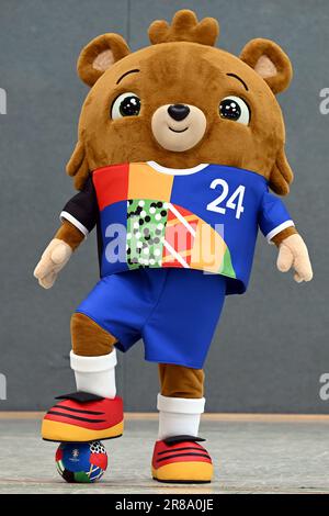 Das offizielle Maskottchen der UEFA EURO 2024 Albärt für die Fußball ...