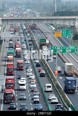 TAICANG, CHINA - 21. JUNI 2023 - Luftfoto zeigt eine große Anzahl von ...