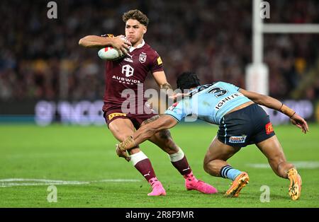 Reece Walsh (links) der Maroons wird von Stephen Crichton of the Blues ...