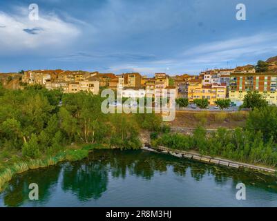 Blick aus der Vogelperspektive auf das Dorf Flix neben dem Ebro (Ribera ...