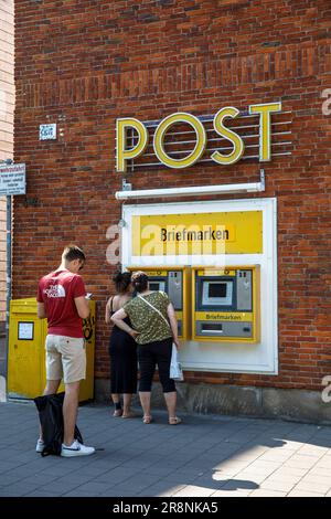 Briefmarkenautomat in der Postbank am Domplatz, Münster, Nordrhein ...