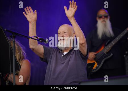 Michael Eavis tritt mit seiner Band auf der Park Stage beim Glastonbury ...